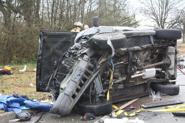 Vehicle rolls, injuries reported in Oak Ridge Turnpike crash
