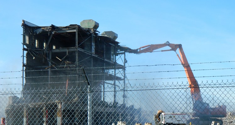 DOE, UCOR demolish last part of K-25, once the world's largest building